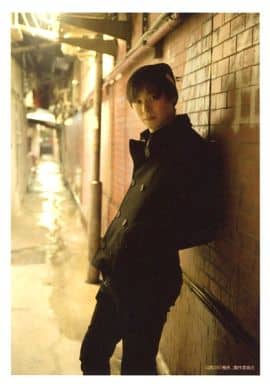Official photo (male) / actor Ryo Hatakeyama / Kneecaps / Black clothes / / Hat / Left Facing ...