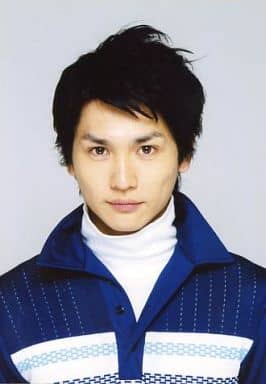 Official photo (male) / actor Sota Aoyama / Bust Up / Costume Blue / White / Background Grey ...