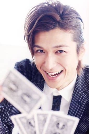 Official photo (male) / actor Daisuke Watanabe / Bust up / Costume black and white / Trump ...