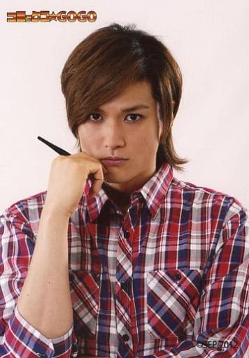 Official photo (male) / actor Daisuke Watanabe / Bust Up / Costume Red / Blue Check Pattern ...