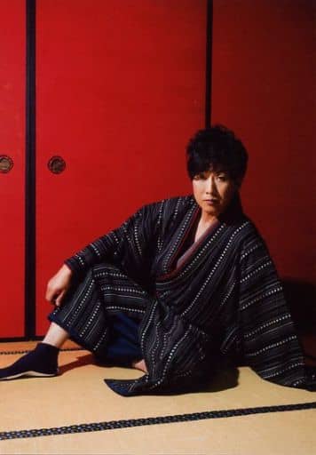 Official photo (male) / Voice actor Yuya Uchida / Whole Body / Sitting / Kimono / Right Knee ...