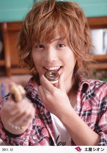 Official photo (male) / actor D2 / Tsuchiya Sion / Bust Up / Costume Red / Black / White / Both ...