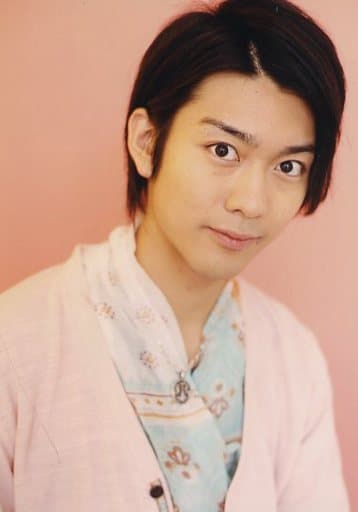 Official photo (male) / actor Keisuke Minami / Bust Up / Costume Pink ...