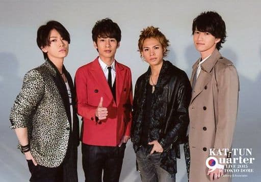 駿河屋 - KAT-TUN/集合(4人)/横型・衣装豹柄・赤・黒・茶・中丸右手親指立て・背景グレー/「KAT-TUN LIVE 2015 quarter in TOKYO DOME」オリジナル ...