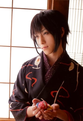 Official photo (male) / actor Hiroki Suzuki (Kaoru Nagumo) / Bust-up / Kimono Black and Red ...