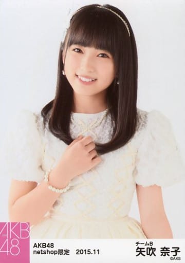 Official photo (AKB48, SKE48) / idol / AKB48 Nako Yabuki / Upper body, Right Hand Hair, Neck ...