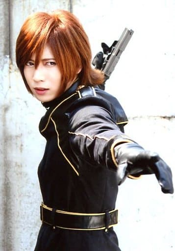 Official photo (male) / actor Toshiyuki Someya / Upper body / Costume black / Left hand front ...