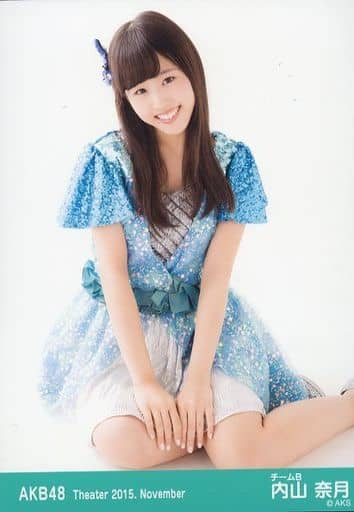 Official photo (AKB48, SKE48) / idol / AKB48 Natsuki Uchiyama / Whole Body / Sitting / Theater ...