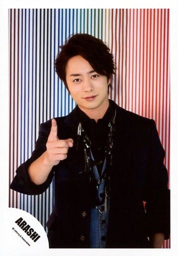Arashi / Sho Sakurai / Upper Body / Costume black and blue / fingers of ...