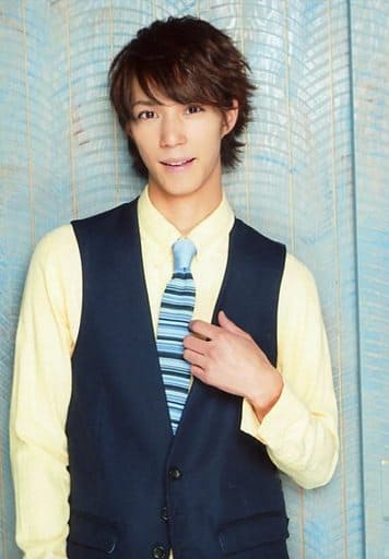 Official photo (male) / actor Kyosuke Hamao / Upper Body / Costume Yellow / Black / Tie Light ...