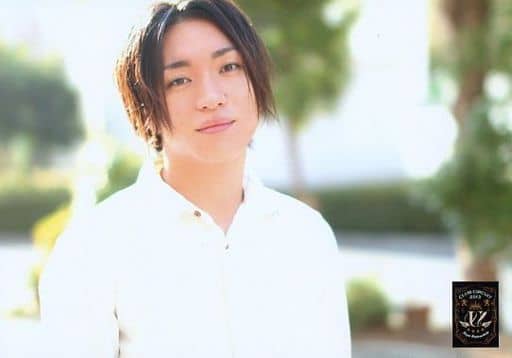 Official photo (male) / actor Yuya Matsushita / Horizontal Type / Bust Up / White Costume / Body ...