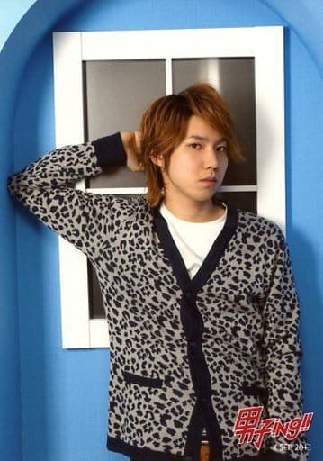 Official photo (male) / actor Kosuke Kuwano / Upper Body / Costume Gray ...