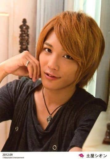 Official photo (male) / actor Tsuchiya Sion / Bust Up / Costume Black / Right Hand Cheek ...