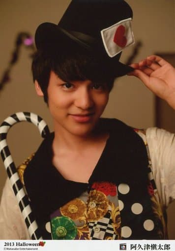 Official photo (male) / actor D2 / Shintaro Akutsu / Bust-up / Costume Black and White / Left ...