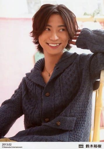 Official photo (male) / actor D-BOYS / Hiroki Suzuki / Upper-body, Sitting, Costume Black, Knit ...