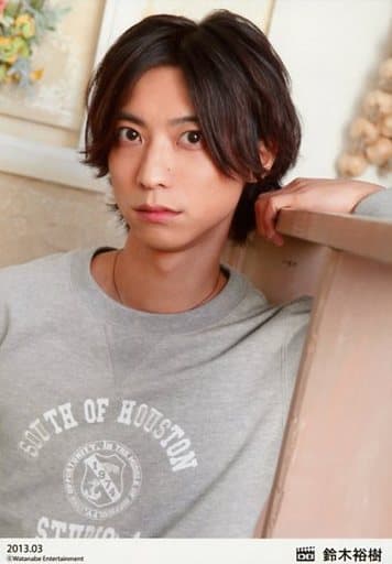 Official photo (male) / actor D-BOYS / Hiroki Suzuki / Upper Body / Costume Grey / Left Hand ...