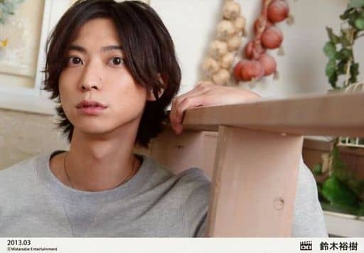 Official photo (male) / actor D-BOYS / Hiroki Suzuki / Horizontal, Bust Up, Costume Grey, Left ...