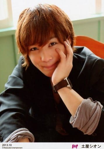 Official photo (male) / actor D2 / Tsuchiya Zion / Upper Body / Jacket Black / Left Hand Cheeks ...