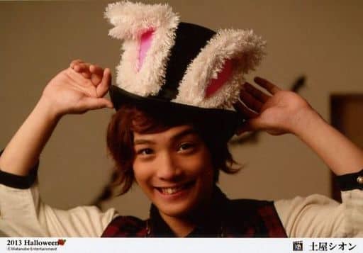 Official photo (male) / actor D2 / Tsuchiya Sion / Horizontal, Bust Up, Costume White / Red ...