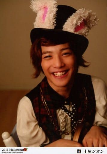 Official photo (male) / actor D2 / Tsuchiya Sion / Bust Up / Costume White / Red Check Pattern ...