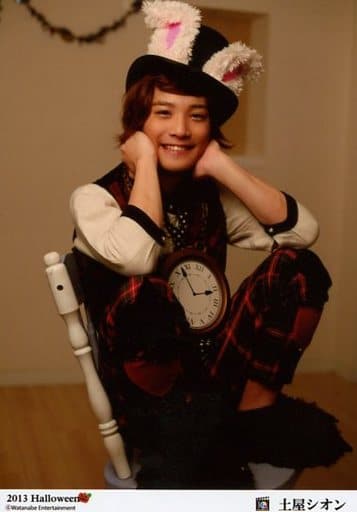 Official photo (male) / actor D2 / Tsuchiya Zion / Body, Seat, Costume White / Red Check Pattern ...