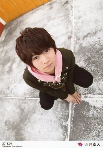 Official photo (male) / actor D2 / Yukito Nishii / Whole-body / Squatting / Costume black pink ...