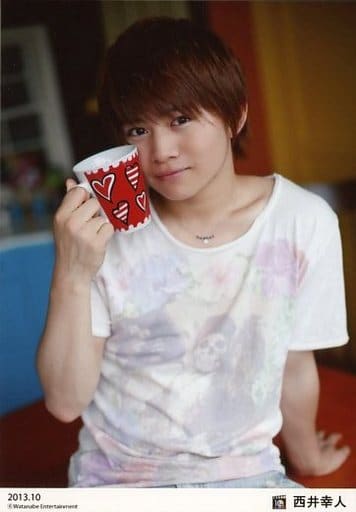 Official photo (male) / actor D2 / Yukito Nishii / Upper Body / White Costume / Right Hand Mug ...
