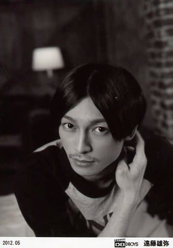 Official photo (male) / actor D-BOYS / Yuya Endo / Bust up, Costume Black / Right Wrist ...