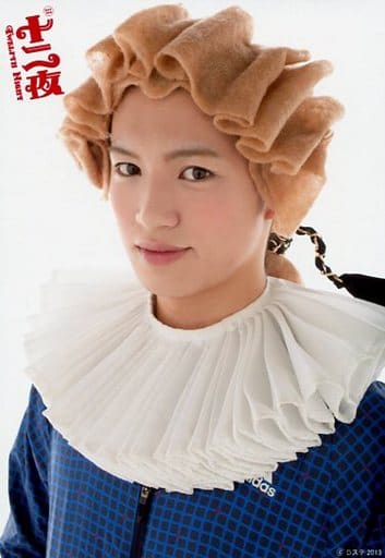 Official photo (male) / actor D2 / Atsushi Arai / Bust Up / Costume White / Blue / Left Facing ...