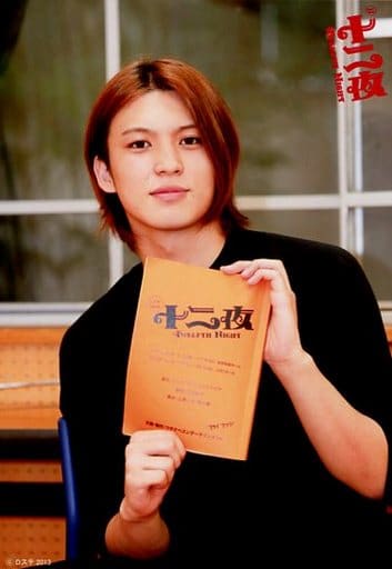 Official photo (male) / actor D2 / Atsushi Arai / Upper Body / Costume Black / Both Hands Script ...