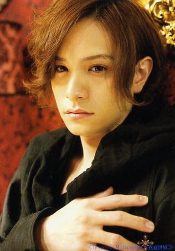 Official photo (male) / actor Seiji Fukuyama (Gray) / Bust Up / Costume Black / Right Hand ...