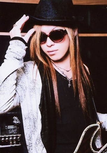 D/HIDE-ZOU / Upper Body / Costume Black and White / Right Hand Lifting ...