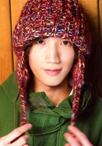 Daisuke Hirose / Bust Up / Costume Green / Both Hands Hat / Hat Red ...