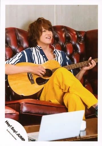 Hey! Say! JUMP / Yuya Takagi / Whole body (off Tarumi) / Sitting / Shirt blue and white / Pants ...