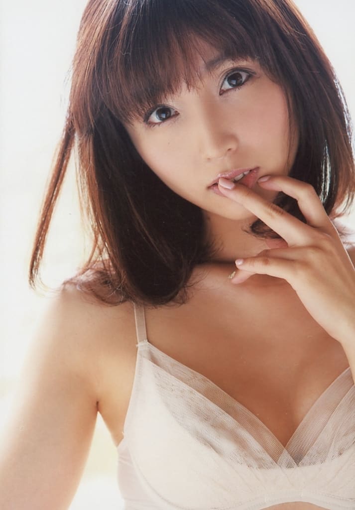 Official photo (female) / Gravure idol Risa Yoshiki / Bust Up / White Costume / Left Hand ...