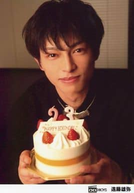 Official photo (Male) / Actor / D-BOYS D-BOYS / Yuya Endo / Bust Up / Costume Black / Hands Cake ...