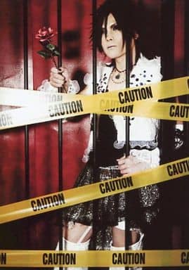 駿河屋 - SOMATIC GUARDIAN/たすけ/膝上・衣装白黒・右手花・左手檻・｢CAUTION｣・背景赤/公式生写真（男性生写真）