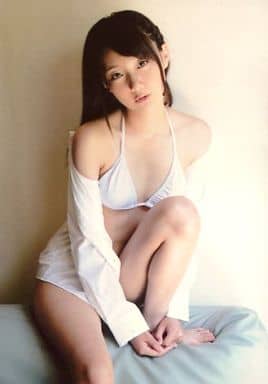 Official photo (female) / Gravure idol Ai Ozaki Flowers / White Costume / Left Knee Standing ...