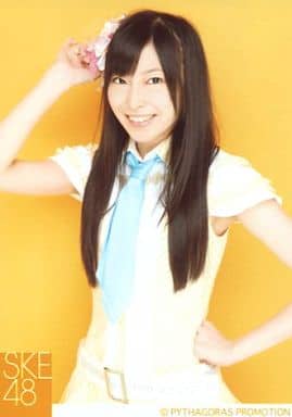 Masana Oya / upper body, background yellow, right hand hair, left hand ...