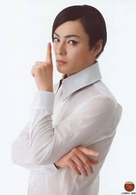 Official photo (male) / actor Ryo Kimura (Akaba Teiichi) / Upper Body / Costume White / the left ...