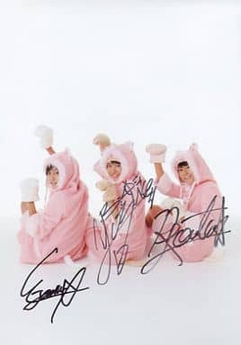 駿河屋 - ☆Hotch Potchi/集合(3人)/直筆サイン入り/全身・座り・衣装ピンク/公式生写真（男性生写真）