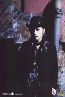 駿河屋 - the studs/大佑/上半身・衣装黒・背景壁レンガ・ポストカードサイズ/CD｢and hate｣Edison特典（男性生写真）