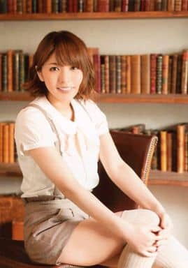 Official photo (female) / voice actor Aki Toyosaki / Book 「 Akizukan ...
