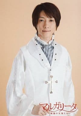 Official photo (male) / actor Hiroki Suzuki (Nakaura Julian) / Upper Body / Costume White ...