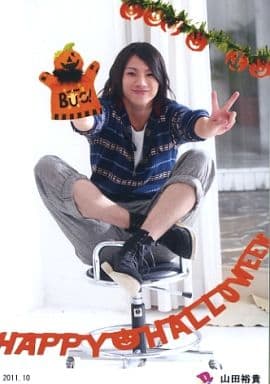 Official photo (male) / actor D2 / Yuki Yamada / Whole Body / Sitting / Costume Blue / Grey ...