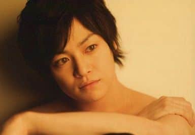 Official photo (male) / actor Yuya Miyashita / Horizontal, Face Up, Upper Body Nude, Arm ...