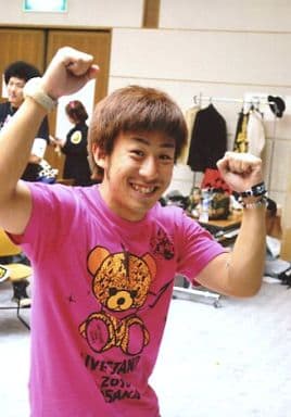 Official photo (Male) / owarai tarento チーモンチョーチュウ / Kosuke Kikuchi / upper body / both hands Goo ...