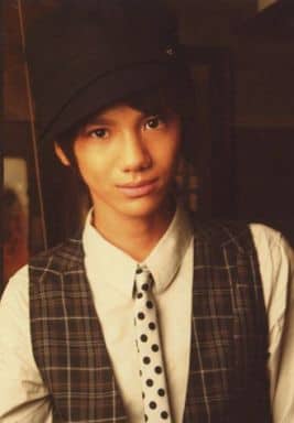 Official photo (male) / actor D2 / Takuya Negishi / Bust Up / Check Pattern Vest Gray Shirt ...