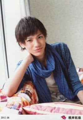 Official photo (male) / actor D2 / Takuya Negishi / Bust Up / Costume Blue / Stole / Right Wrist ...