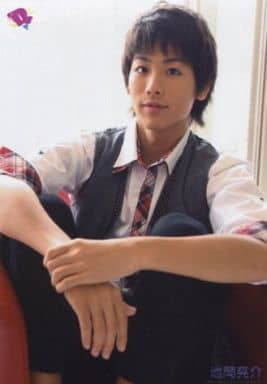 Official photo (male) / actor D2 / Ryosuke Ikeoka / Above the Knees, Sitting, Costume White ...